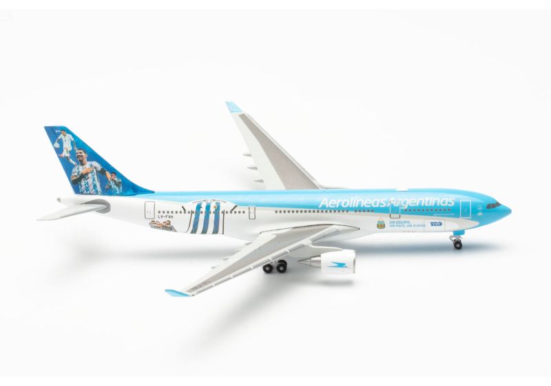 Airplane models made of metal or plastic | Wings