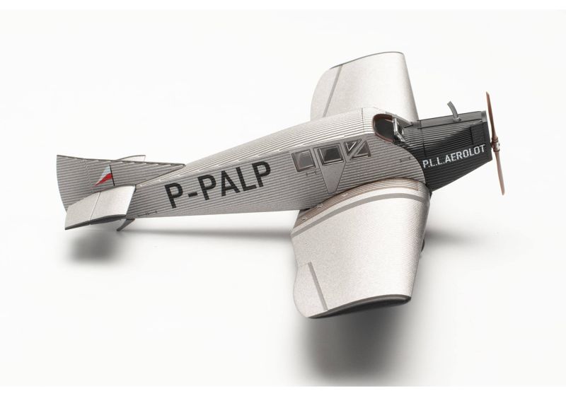 Airplane models made of metal or plastic | Wings